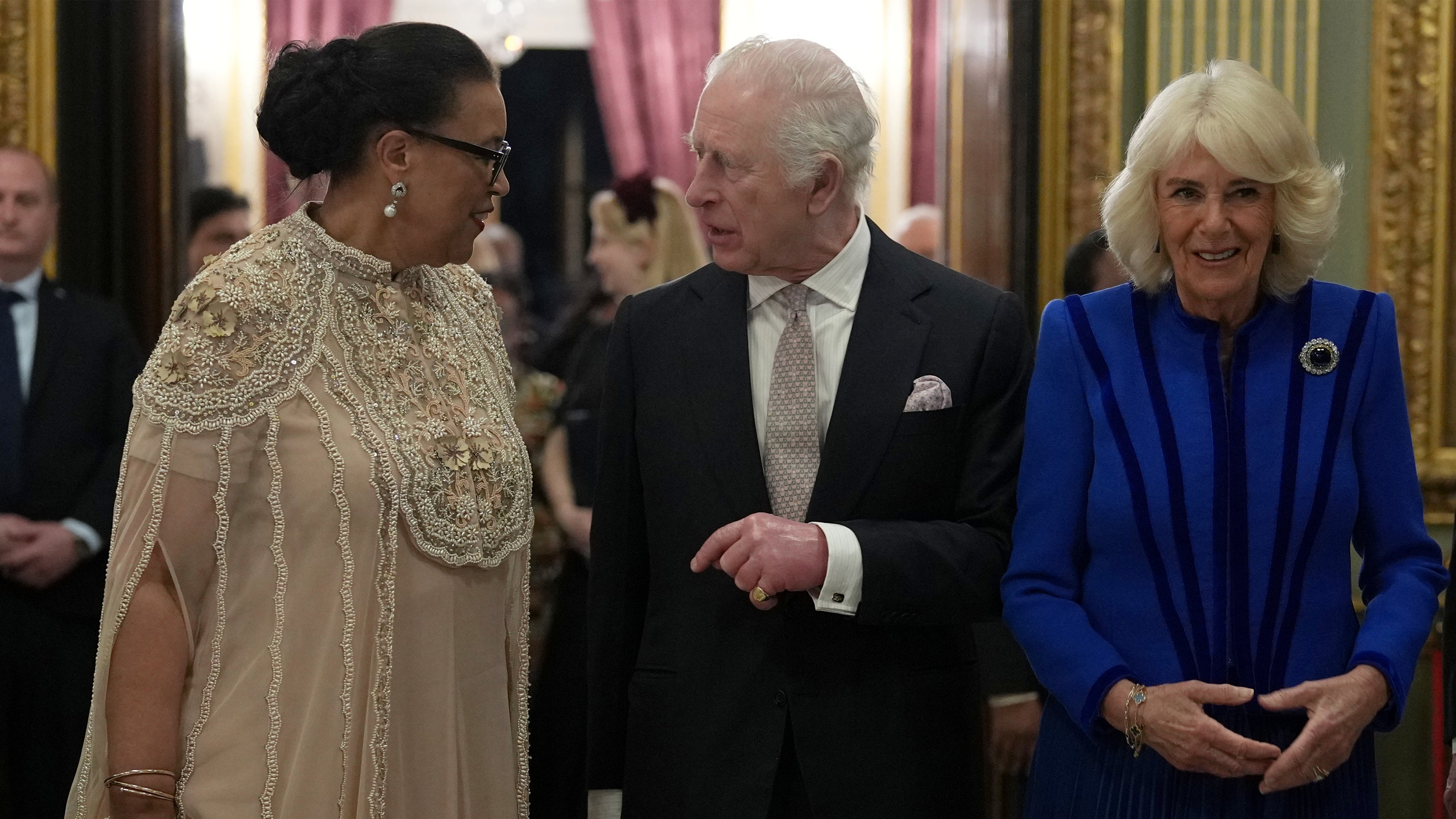 Sa Majesté La Reine Porte Fabergé Lors De La Réception De La Journée D ...