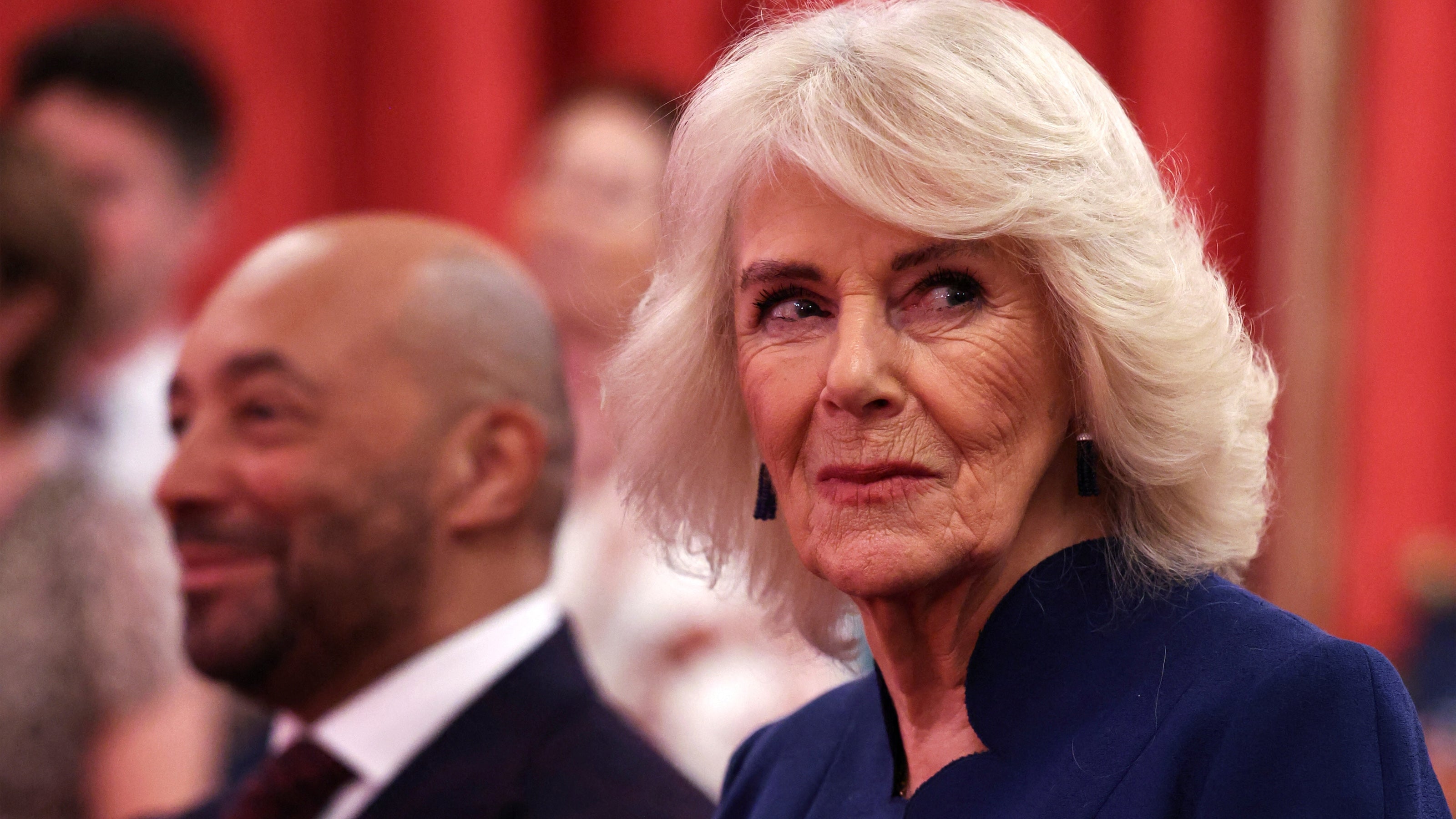 Ihre Majestät die Königin trägt Fabergé, während sie einen Empfang für ...